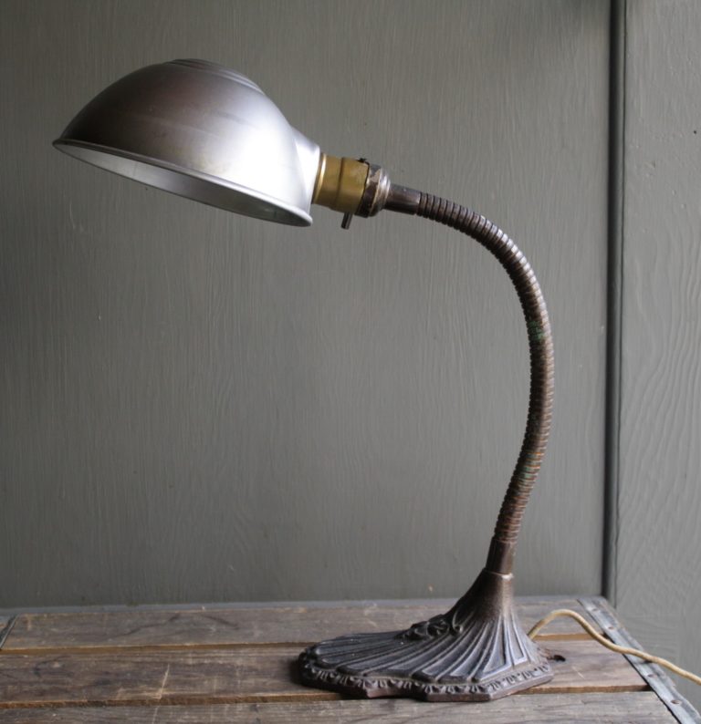 TO 10 Old desk lamps for bedrooms and studyrooms - Warisan Lighting