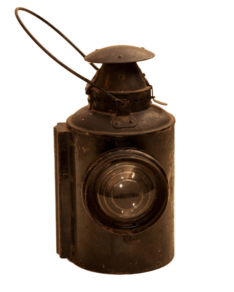 Give your study a vintage touch with this signal lamp - Warisan Lighting